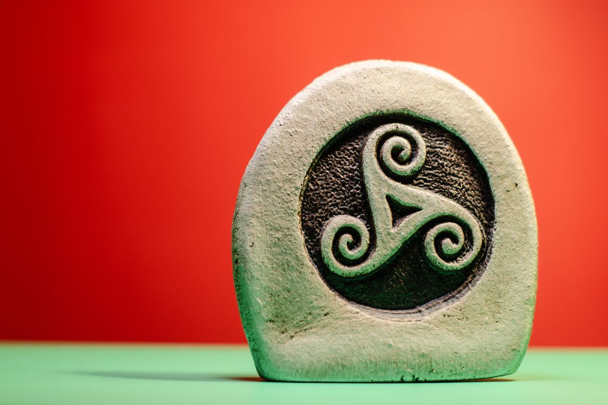 The Powerful Meaning Of The Celtic Motherhood Knot Symbol - SymbolScholar